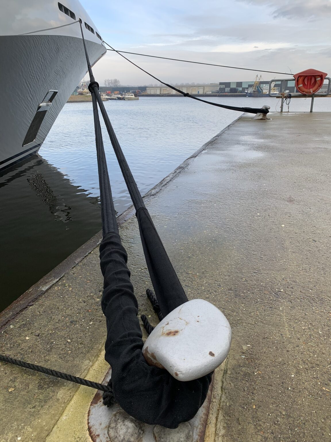 Mooring line stretcher and sacrificial loops - More Marine Superyacht items